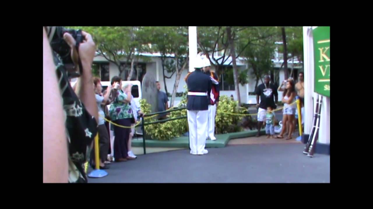 Changing of the Kings Guard, Hawaii - YouTube