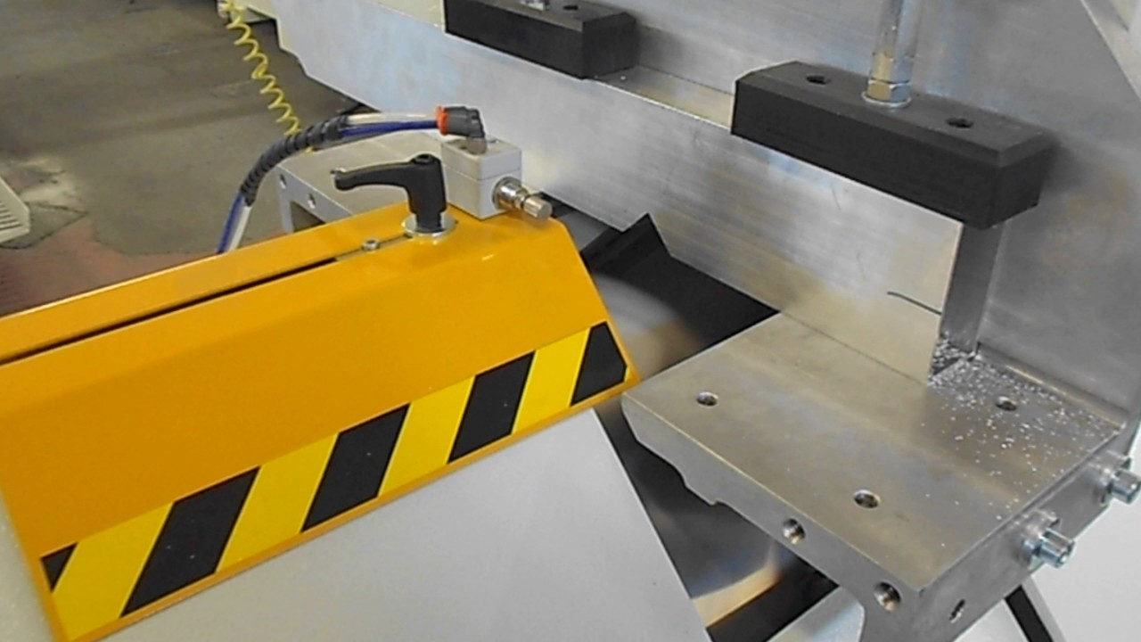 IMM aluminium zaagmachine voor V snedes - YouTube