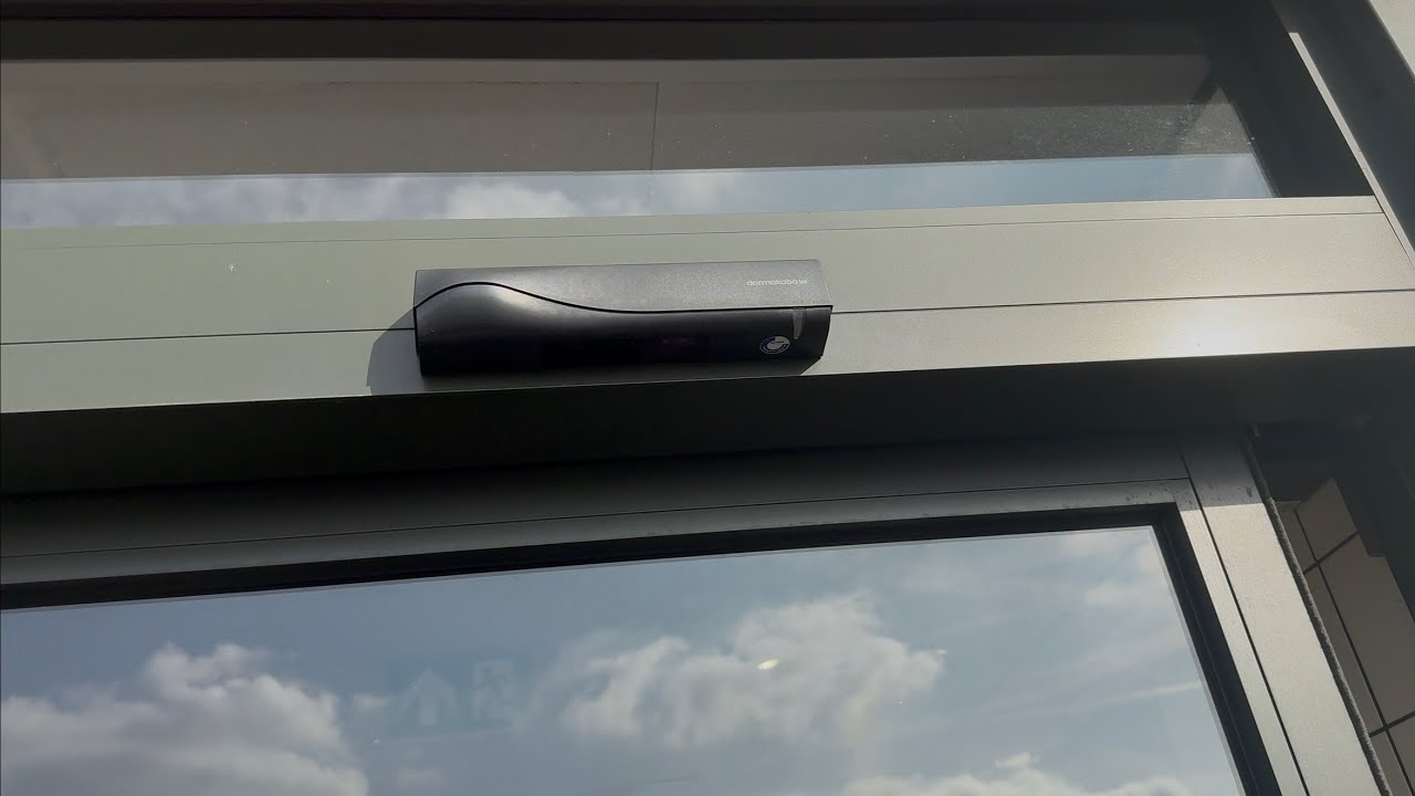 Dormakaba ES200 Automatic door at McDonald’s Maldon - YouTube