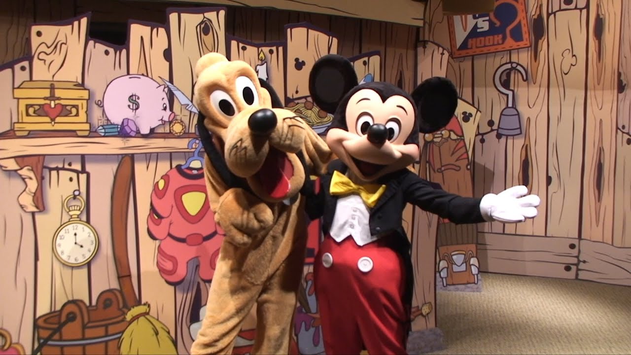 Mickey Mouse and Pluto Meet us at Disney's Visa Photo Place, Epcot Meet ...