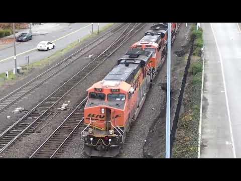 (Southbound) BNSF Power Move passes through 21ST Street. - YouTube