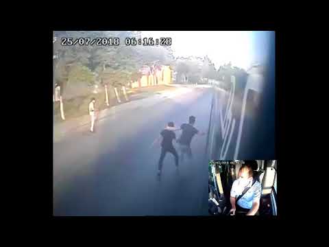 BakuBus avtobusunun yolunda növbəti təhlükəli vəziyyət   VİDEO