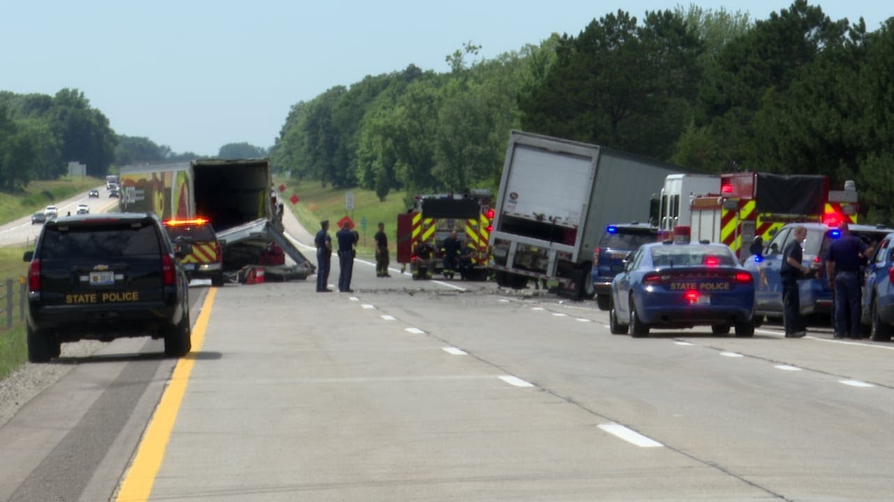 Multi Vehicle Crash Involving Semi Trucks On I 96 At Grange Road Leaves