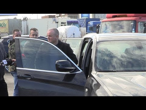 Sabit Geci mbrohet në heshtje para Speciales - YouTube