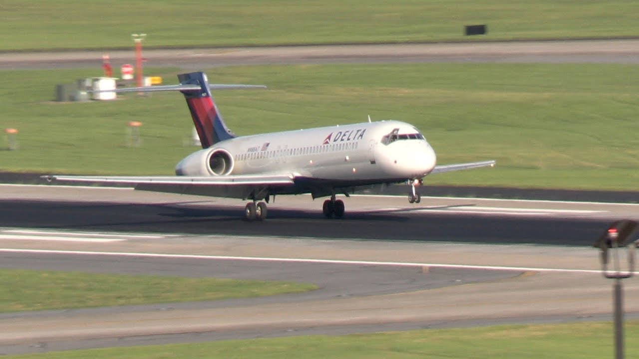 HAVE YOU EVER SEEN A MORE NORMAL LANDING THAN THIS? Delta Boeing 717 ...