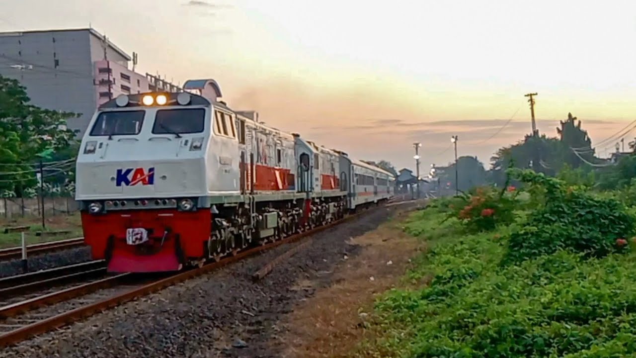 PAGI PAGI NYEGAT KERETA API DI TARIK DUA LOKOMOTIF KEREN ! - YouTube