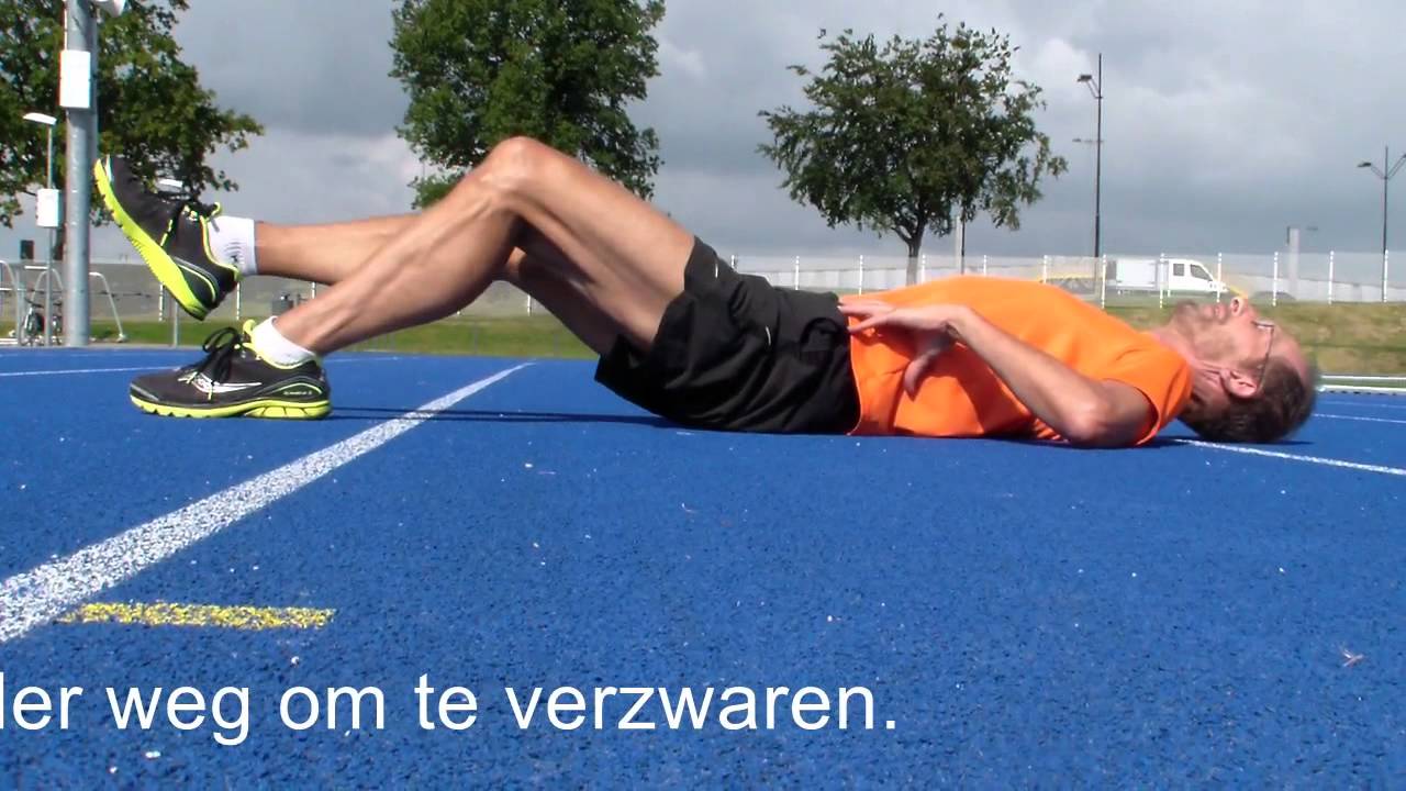 Excentrische oefeningen voor hamstrings: zakken vanuit bruggetje - YouTube