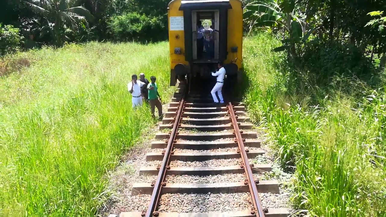 Yal Devi Express Train from Colombo to Jaffna compartments got Detached ...