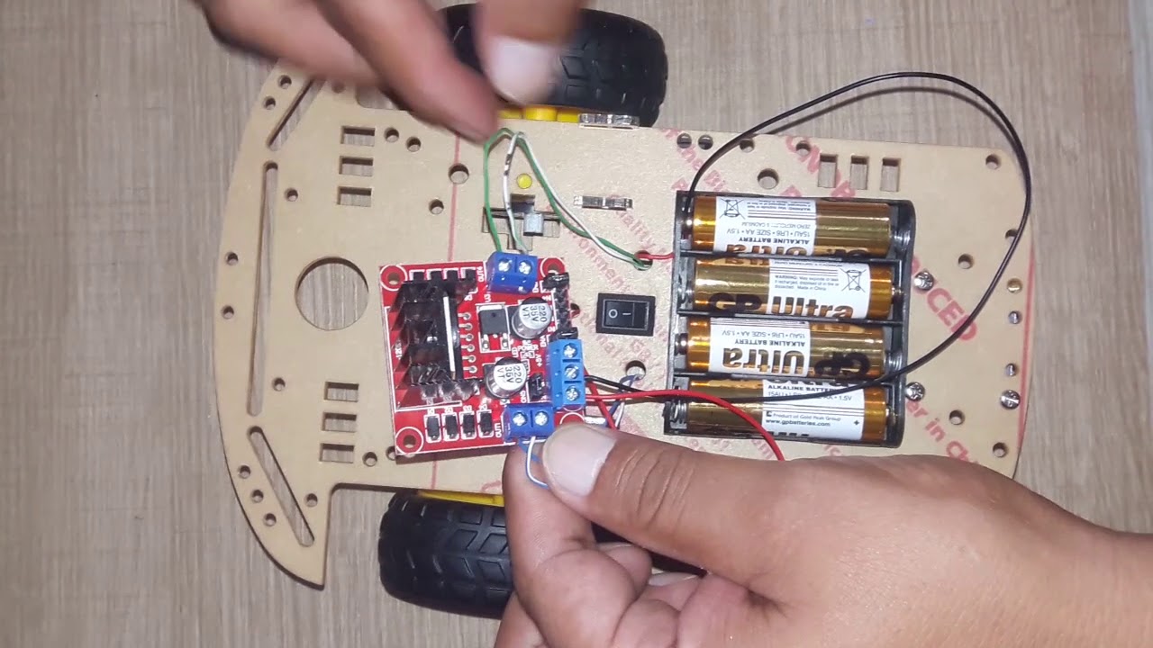 Control de un carro autónomo via Bluetooth con Arduino - YouTube