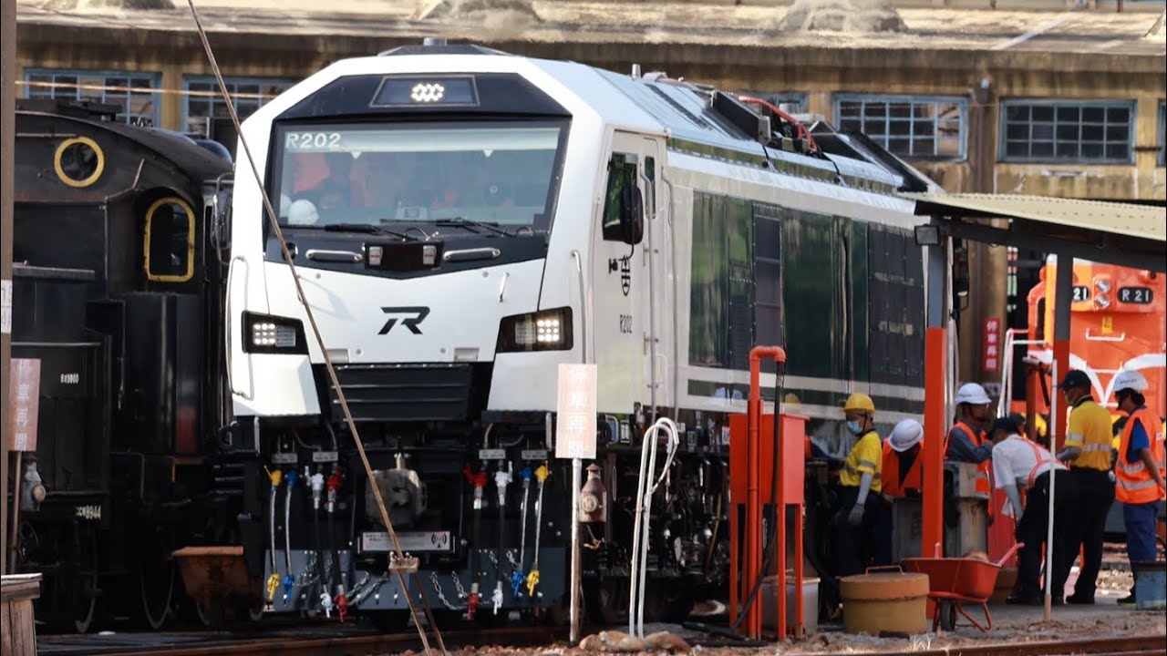 台鐵新型柴電機車R200-R202 敲警鐘上轉盤展示#railway #台鐵 #r200 #柴電機車 - YouTube