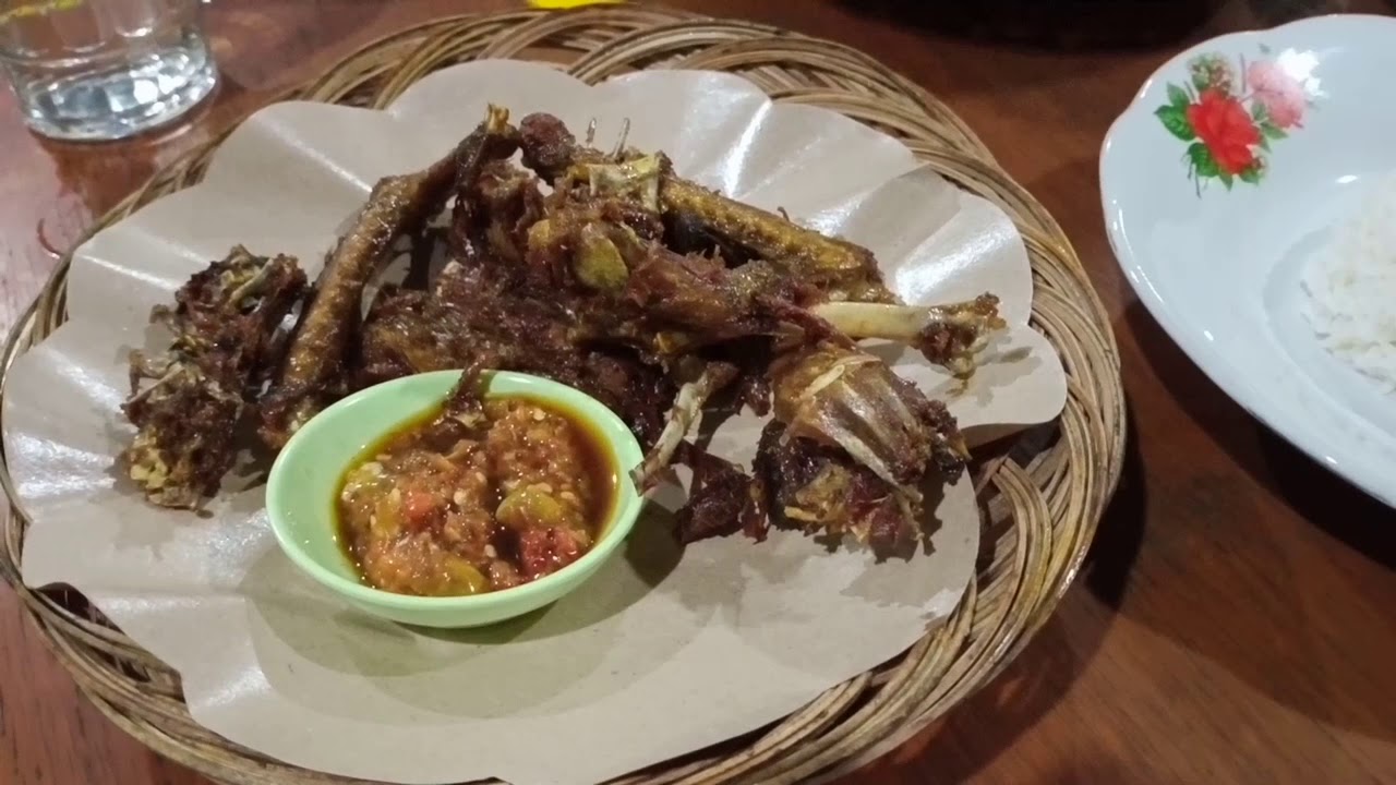 Bebek goreng pak selamet bengkulu - YouTube