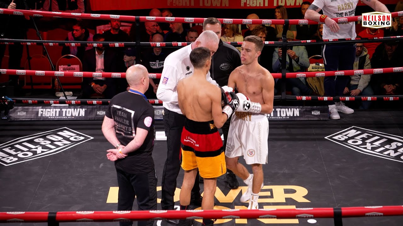 Harry Mullins vs Paul Roberts - Southern Area Flyweight Title - Fight ...