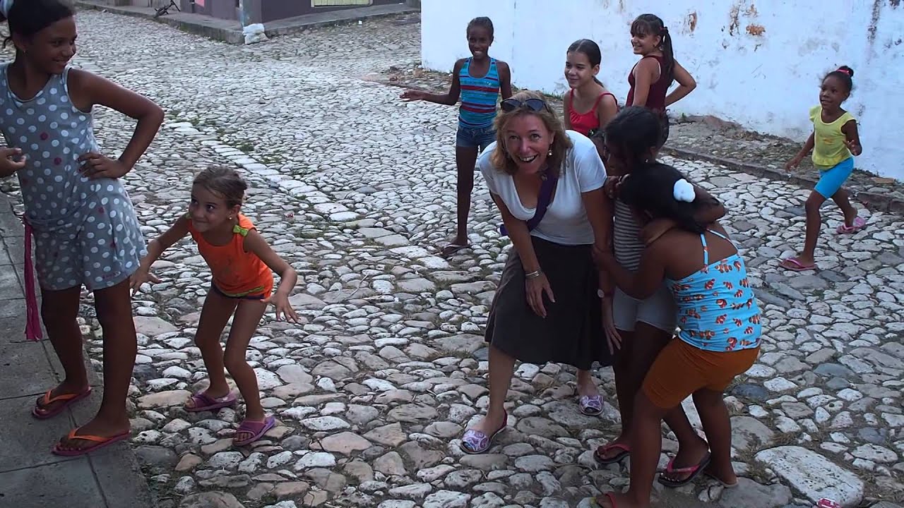 CUBA 1 2 3 Pollito ingles en Cuba juego infantil en TRINIDAD. - YouTube