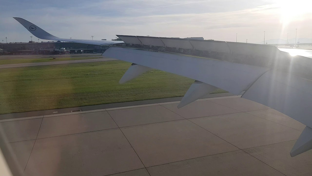Landing 25R CYVR (LH476) - YouTube