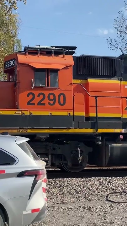 Pretty BNSF H4 Geeps. - YouTube