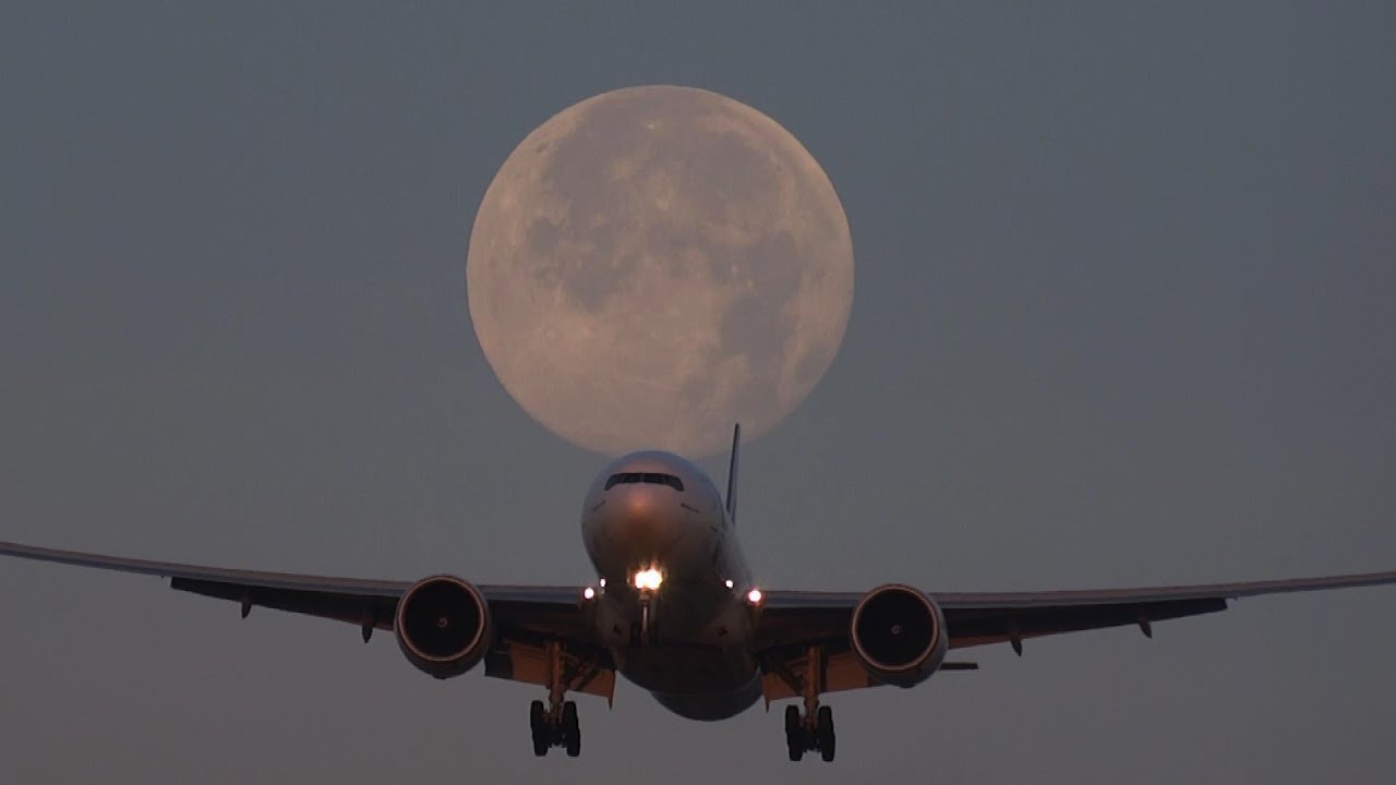 Crossing the Moon Emirates B777 - YouTube