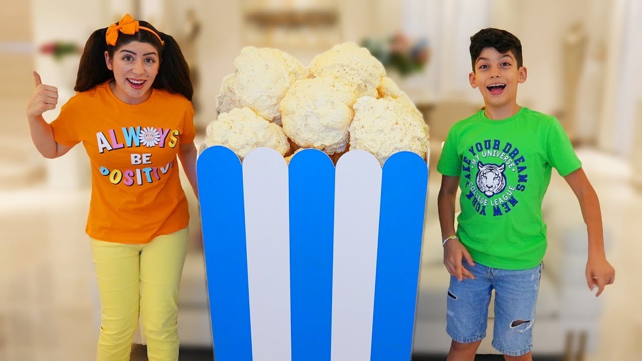 Jason सबसे बड़े पॉपकॉर्न के साथ फिल्म देखता है और बच्चों के लिए अन्य ...