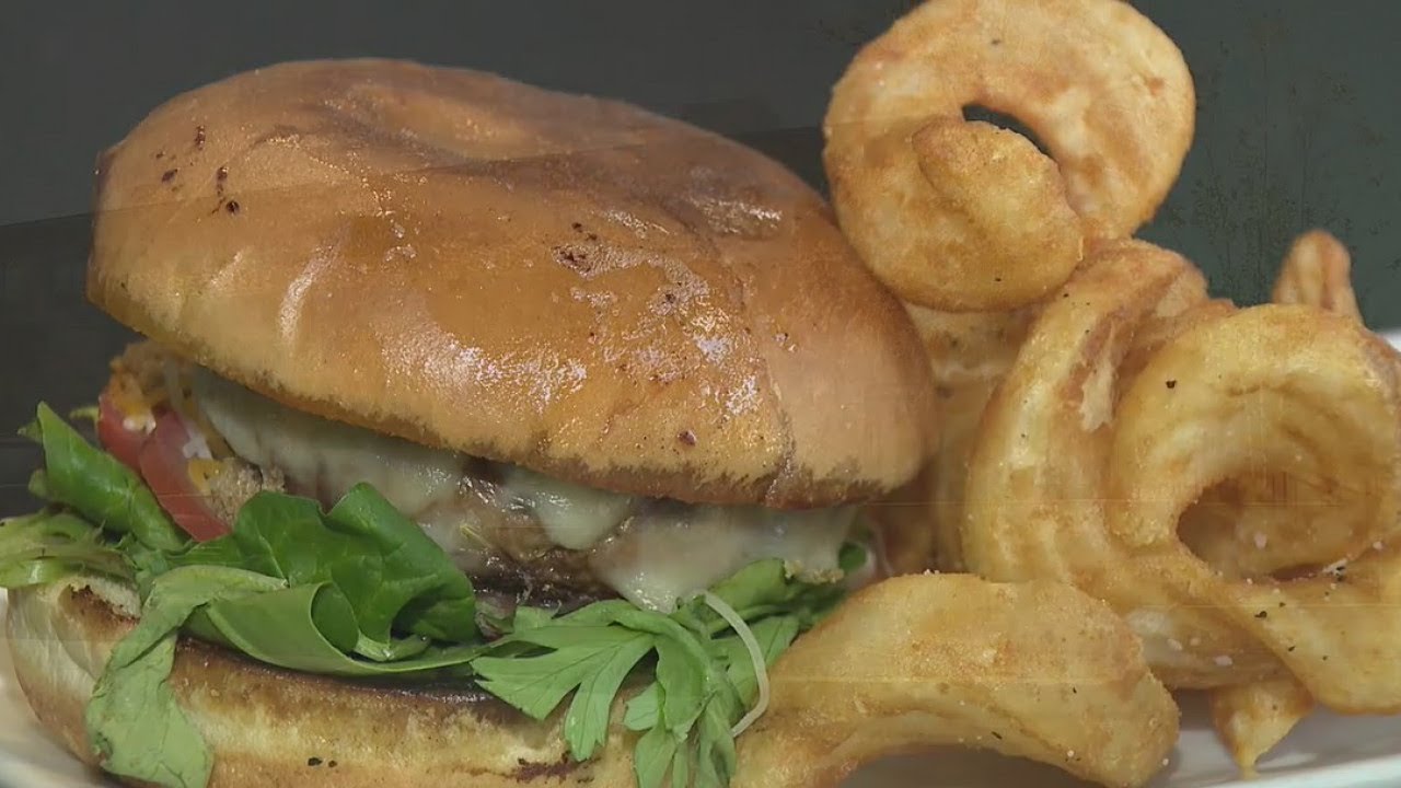 Burgers with Buck visits Atlanta's Graffiti Breakfast - YouTube