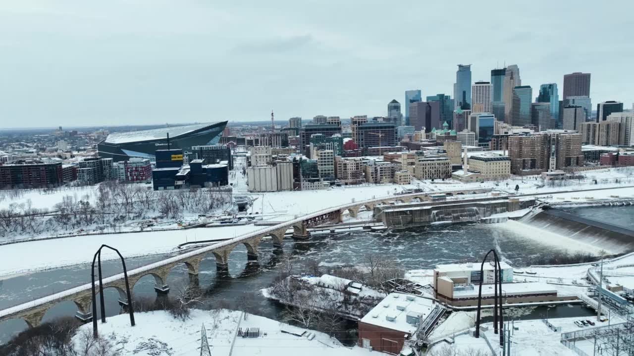 Drone video of Minneapolis covered in snow, ice - YouTube