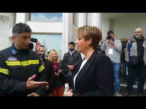 Γεροβασιλη με πυροσβεστες στη Θεσσαλονικη - YouTube