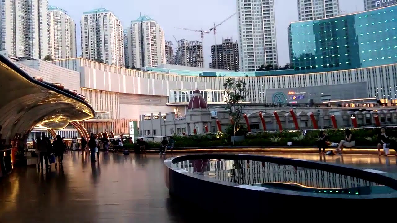 Neo Soho skywalk - YouTube