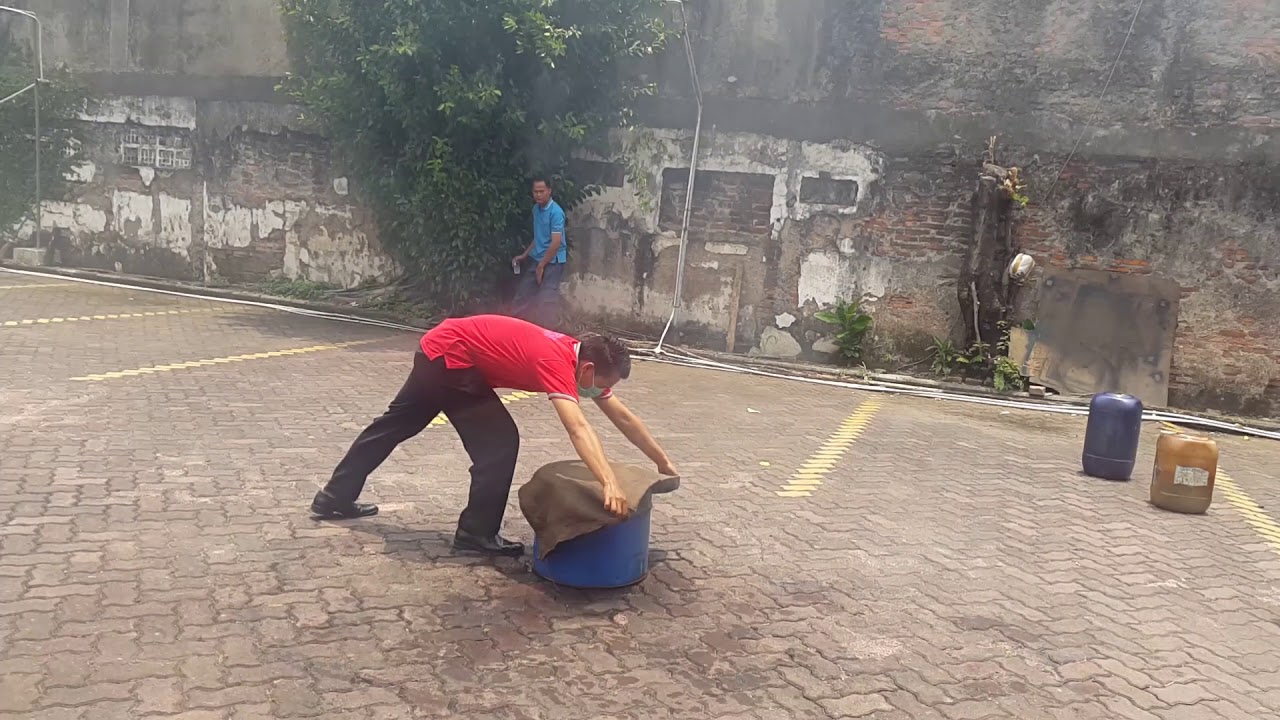 Teknik Dasar Pemadaman Menggunakan Karung Basah. PROTEKSI KEBAKARAN ...