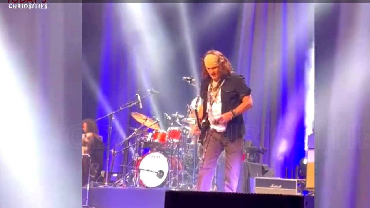 Johnny Depp Astonished On Stage By Gifts Thrown By His Fans In His ...