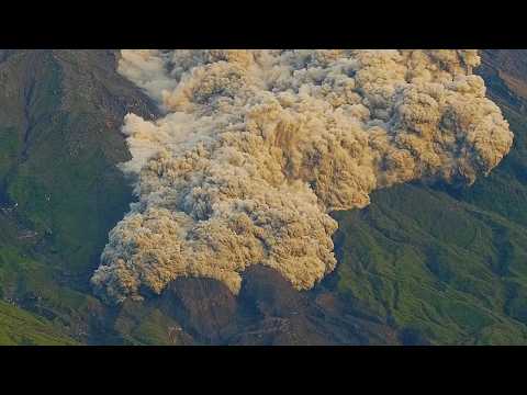 Massive Pyroclastic Flow Reaches the Base of Semeru Volcano (Mar 20, 2026)