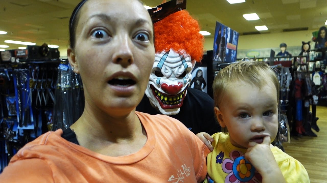 SCARY HALLOWEEN STORE - YouTube