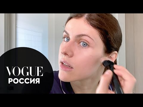 Александра Даддарио показывает простой макияж на каждый день | Vogue Россия