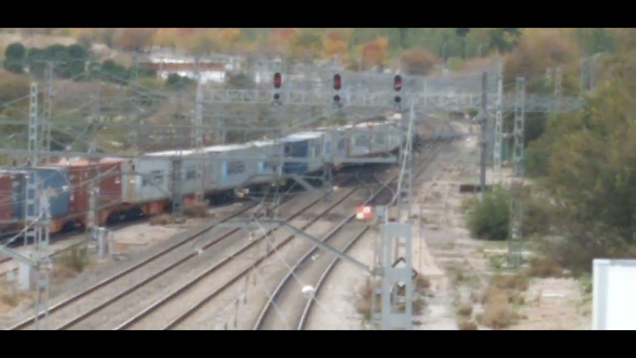 Tren Teco Continental con 333 Azvi por vía 6 visto desde la pasarela de ...