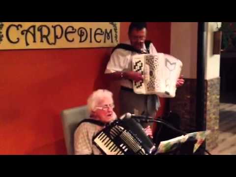 Elsa Doris sjunger Turaderi Turadera