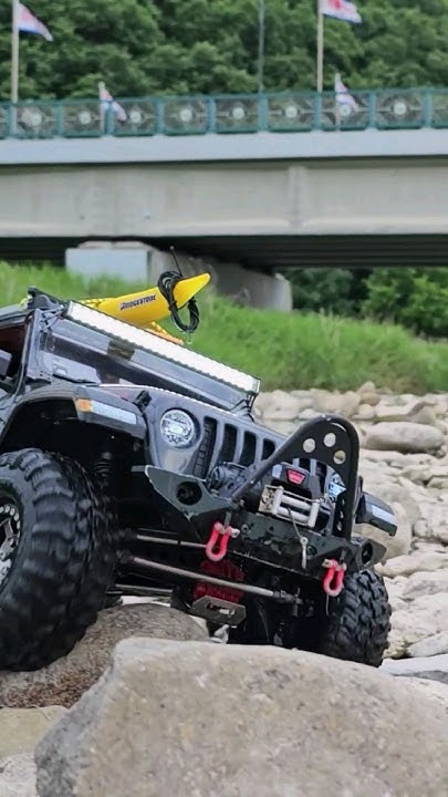 Axial Gladiator SCX10III Off-Road Domination River Crossings & Hitting The Rocks 😎 #rc - YouTube