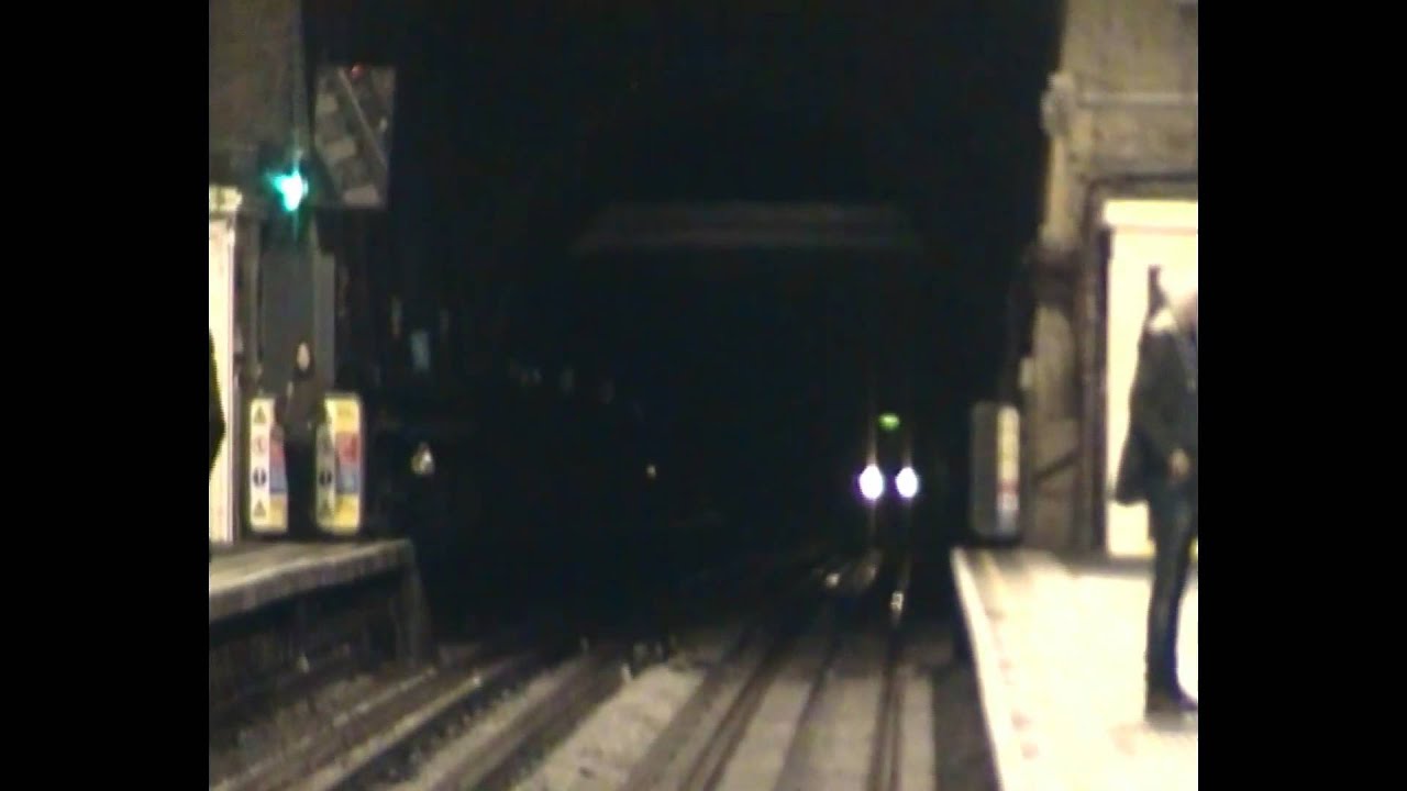 London Underground C69 Stock At Notting Hill Gate (9th December 2011 ...