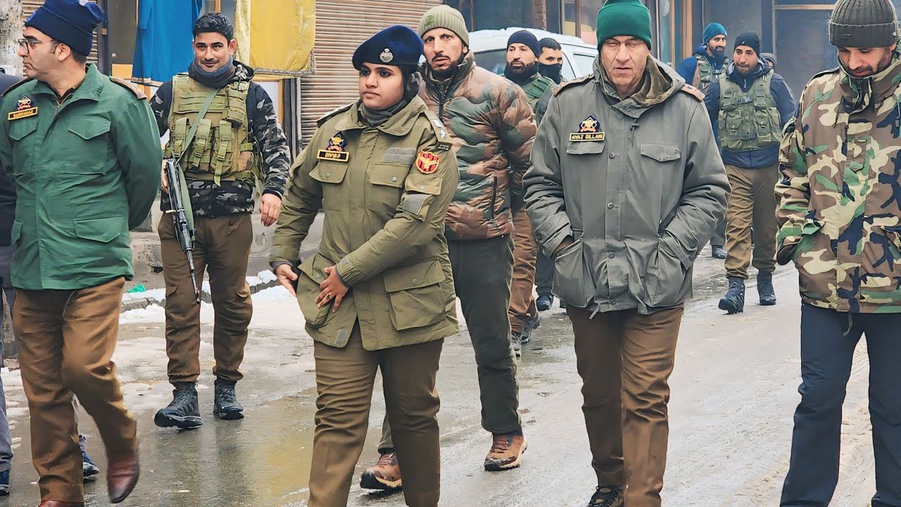 SP Sopore along with Team visited Sopore town to take stock of snow ...