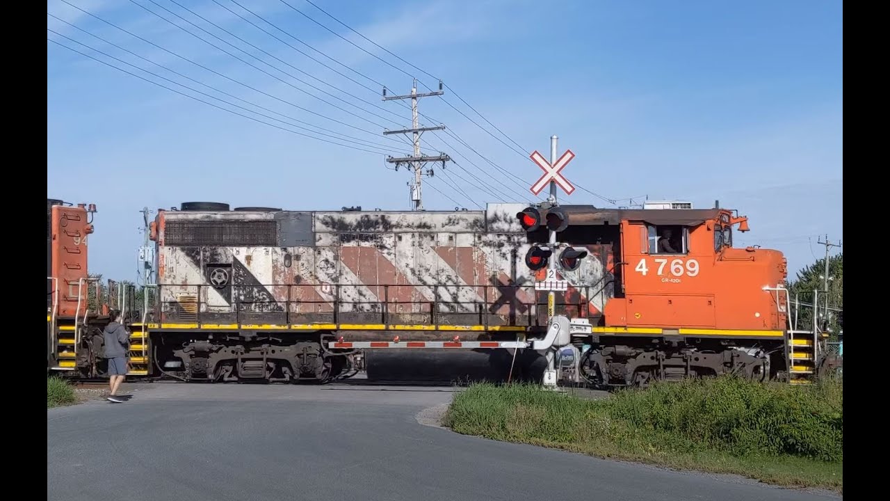 Fast Freight Train! #cn589 through Maxville, Ontario - YouTube