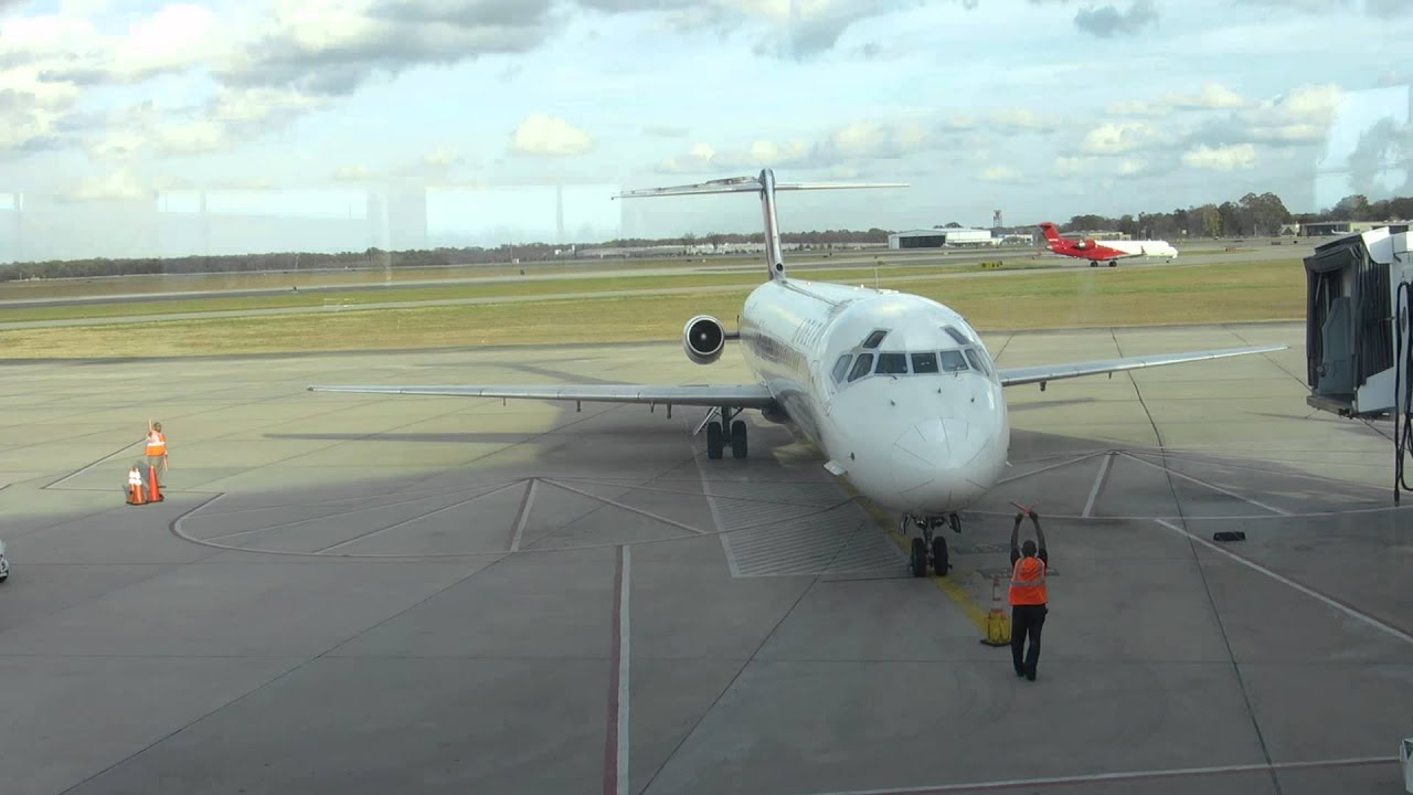 Delta Airlines DC-9 arriving at gate A4 in Baton Rouge Metropolitan ...