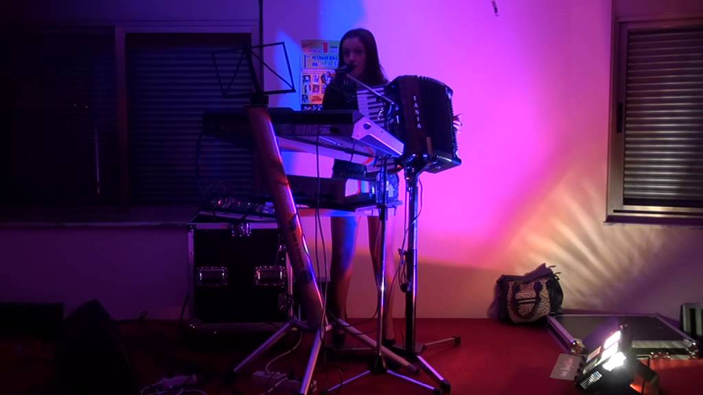 TANIA Y SU ACORDEON EN LA CANTINA BEGONTE. - YouTube