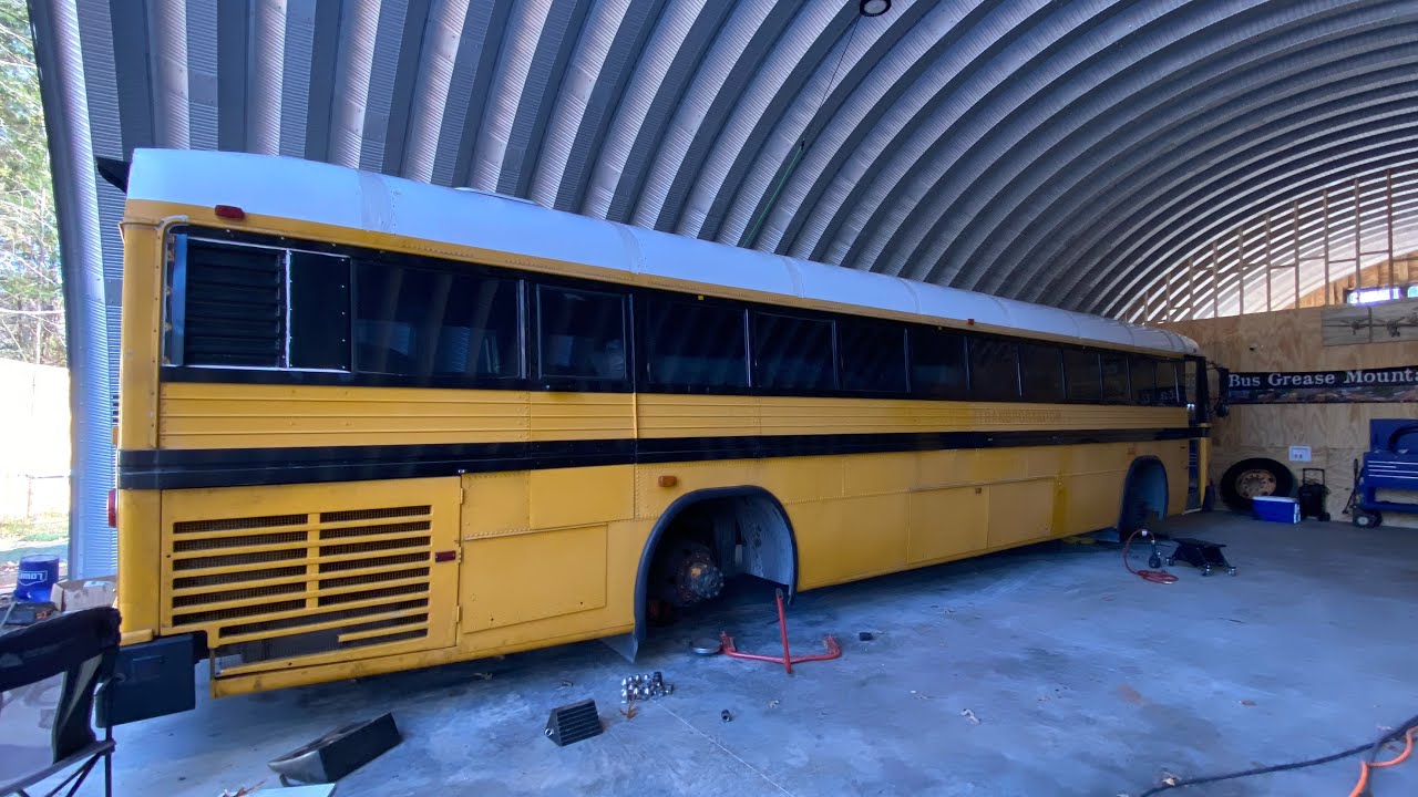 Crown bus detroit diesel 6v92TA - YouTube