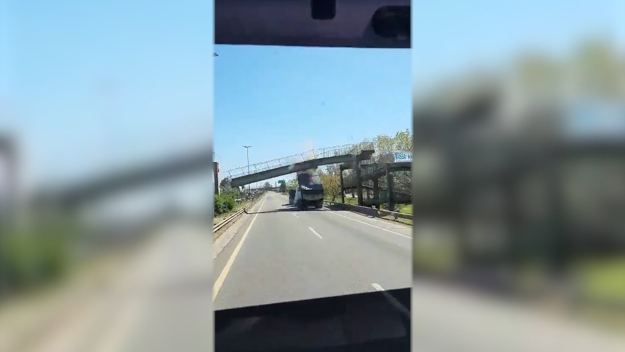 Un camión con la batea levantada chocó contra un puente y lo derribó en ...