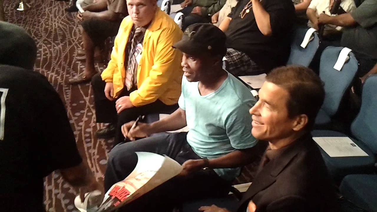 Sugar Ray Leonard signing the Hagler poster - YouTube