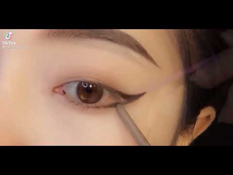 5 dəiqədə asand makiyaj 😍. Gözə incə layner çekmek 😋💙❤🦋