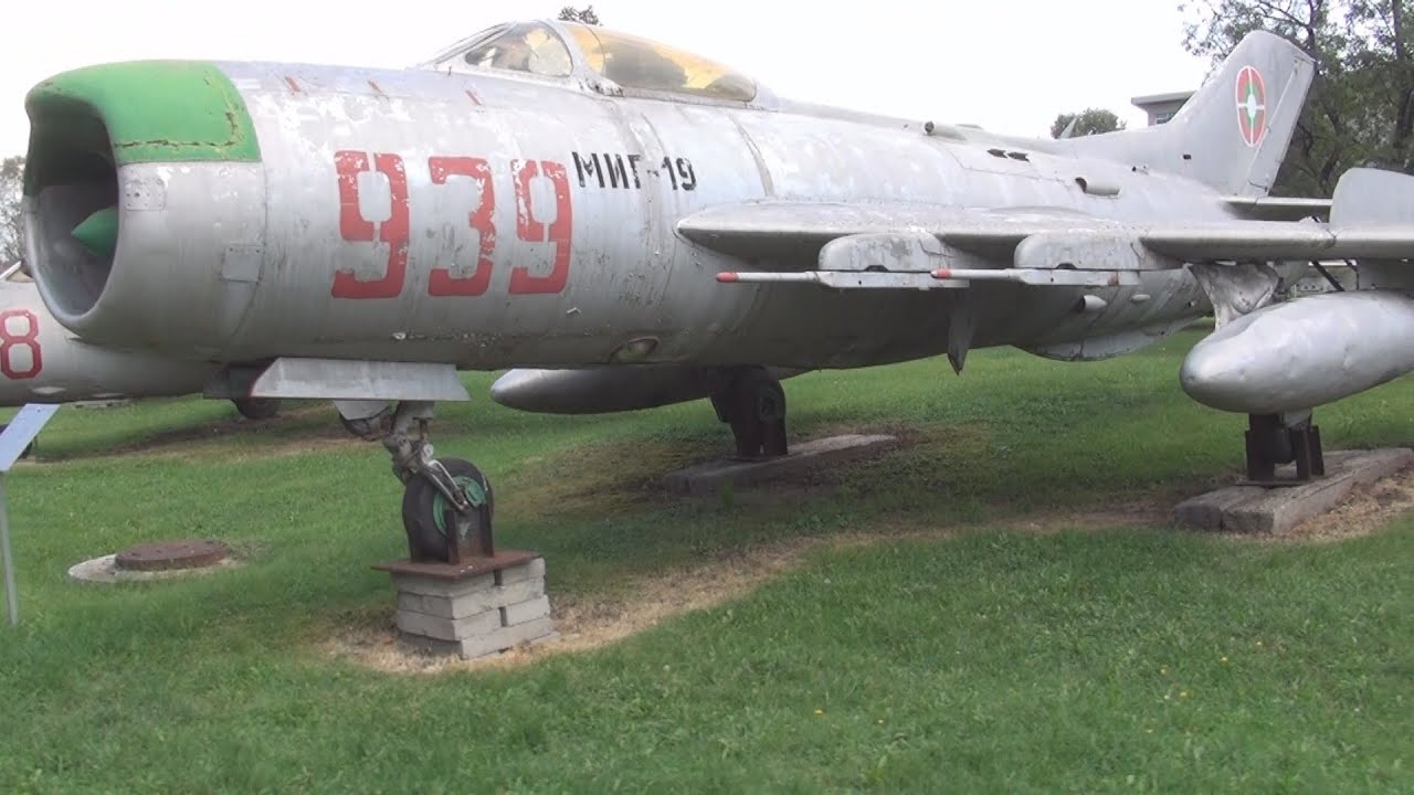 Mikoyan Gurevich MiG-19 PM Exterior in 3D - YouTube