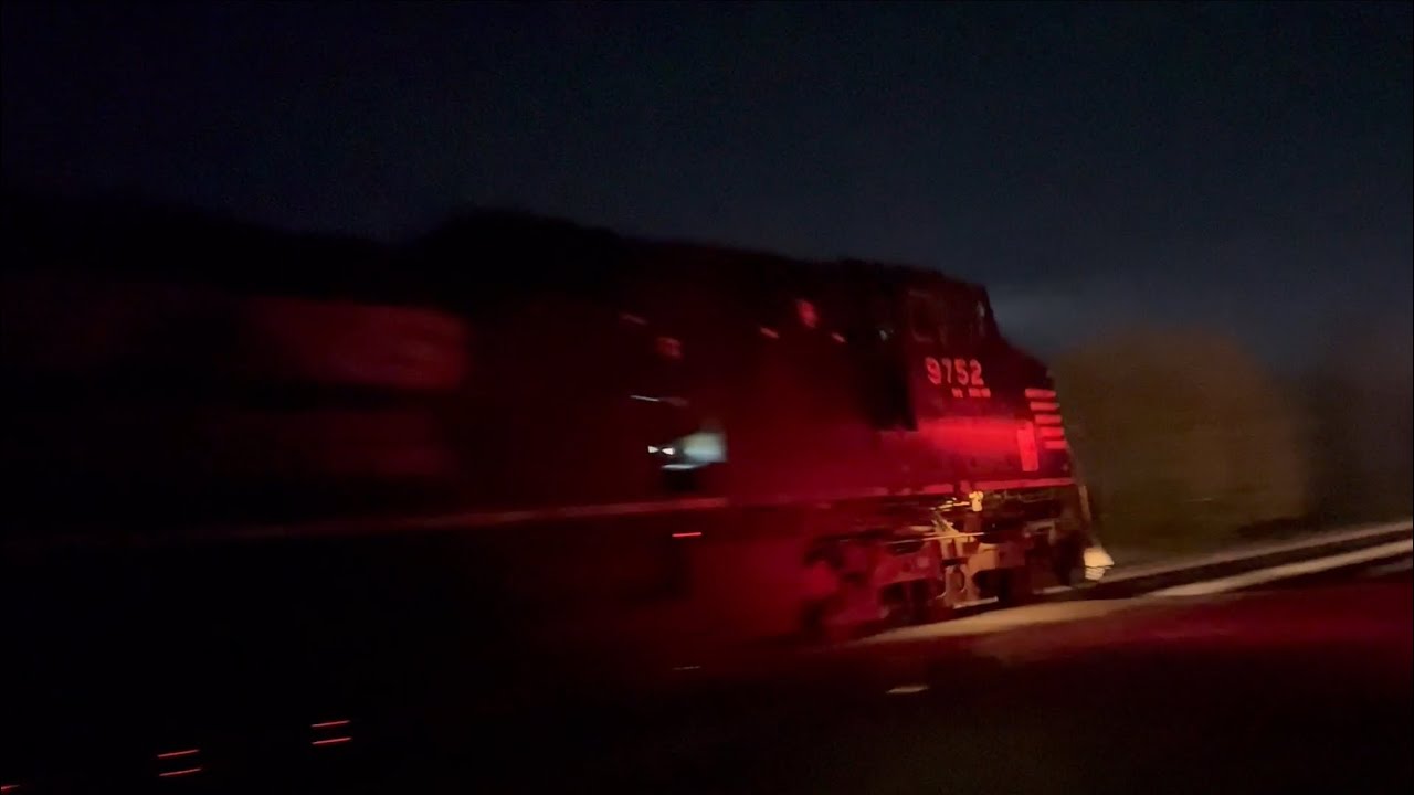 NS 9752 leads an intermodal - YouTube