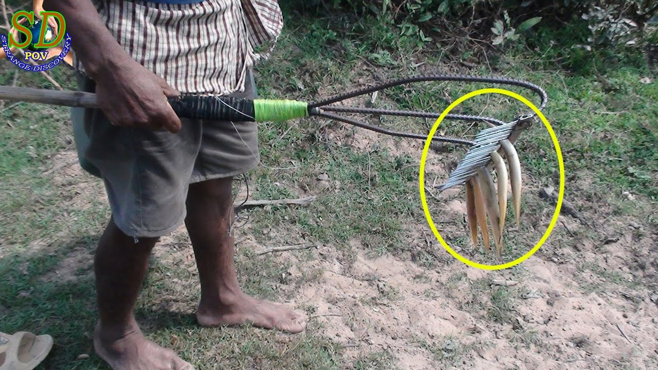 Khmer Fisher Life || Dragging Fish In The Muddy - YouTube