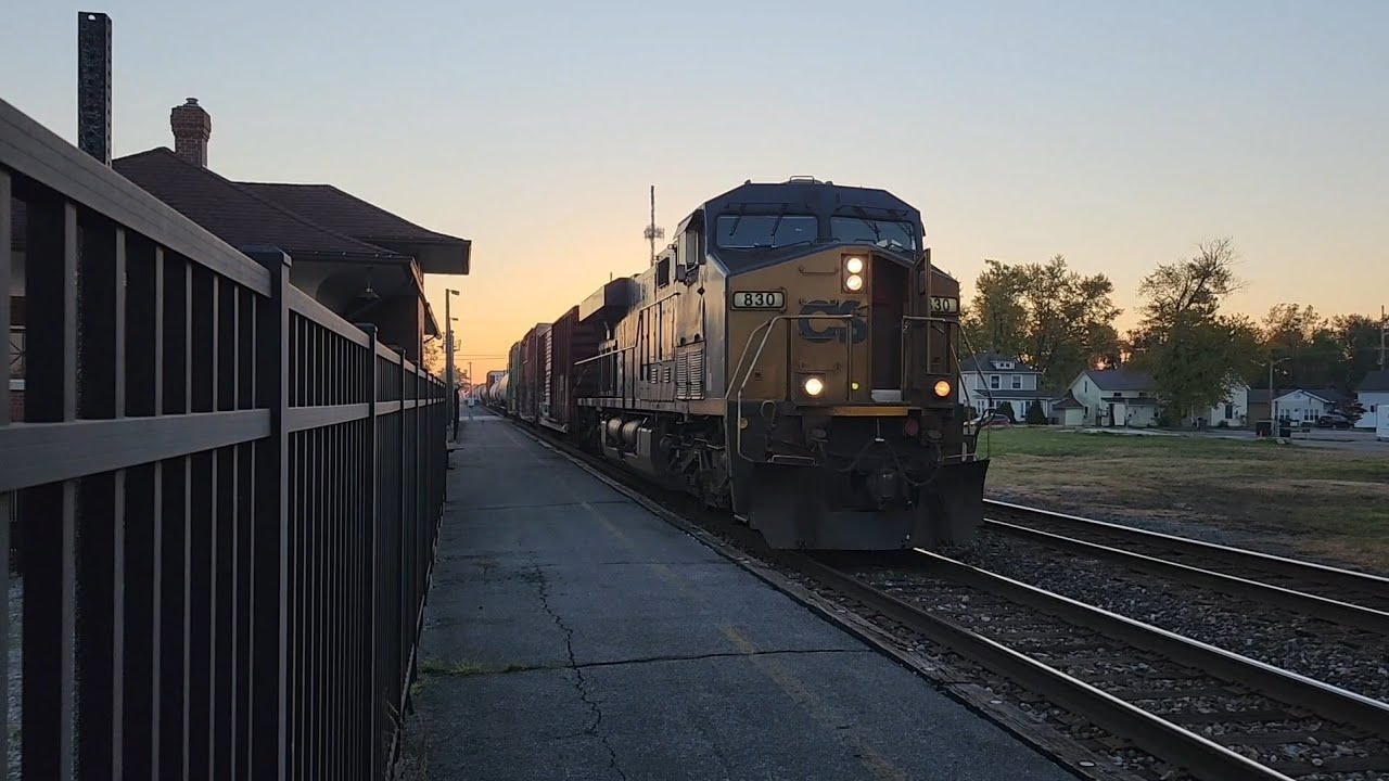 CSX#830 flying through Nappanee Indiana west bound with cab door open ...