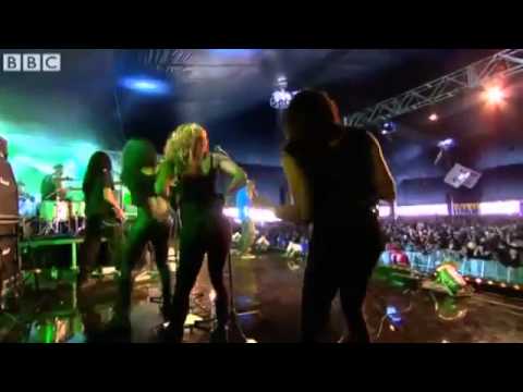 B.O.B Ft Taylor Swift - Both Of Us (Live June 2013) - YouTube