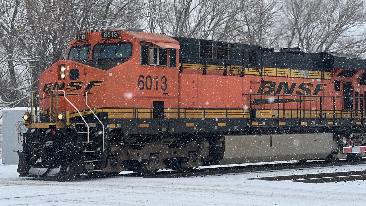 K4HL! BNSF 6013 Leads H-DENAMS in the Snow with a Great K4HL Horn and DPU! - YouTube