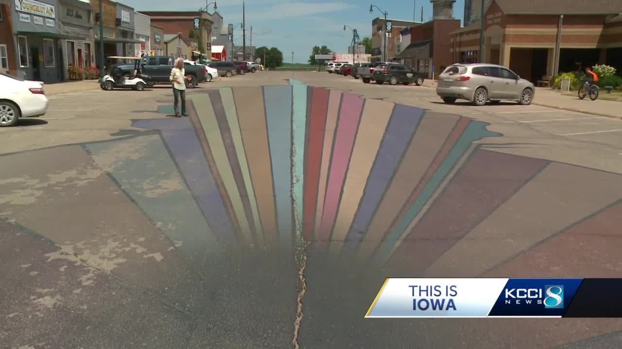 Optical illusion brings tourists to middle of Iowa road - YouTube