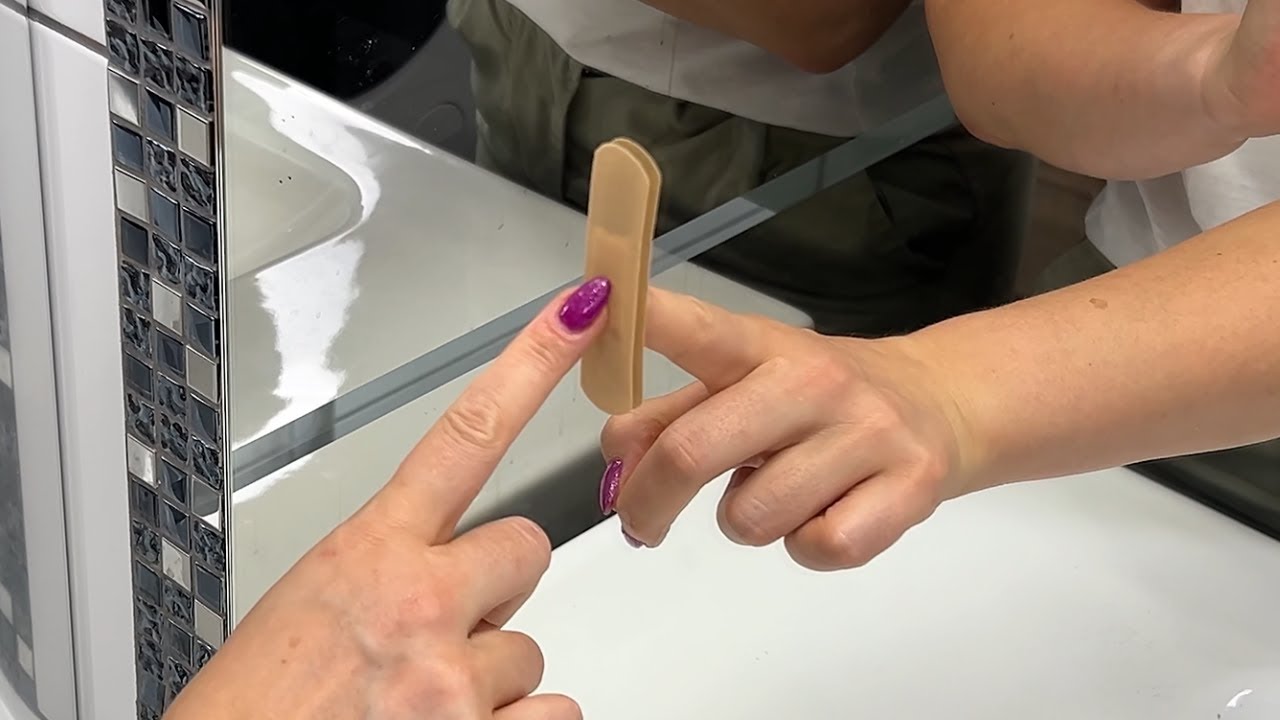 Klebe ein Pflaster auf den Spiegel – so erkennst du, ob dich jemand ...